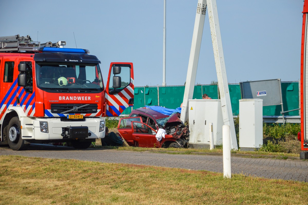 Dode en zwaargewonde na ongeval op A27 bij Hoogblokland - ZHZActueel Dode en zwaargewonde na ongeval op A27 bij Hoogblokland - ZHZActueel
