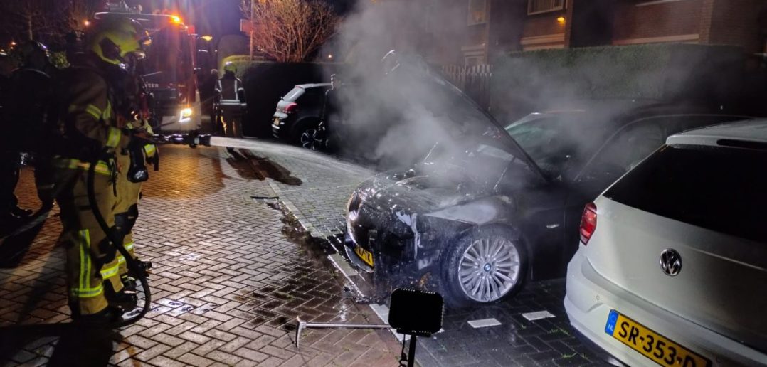 Brand onder motorkap van geparkeerde auto in Zwijndrecht - ZHZActueel